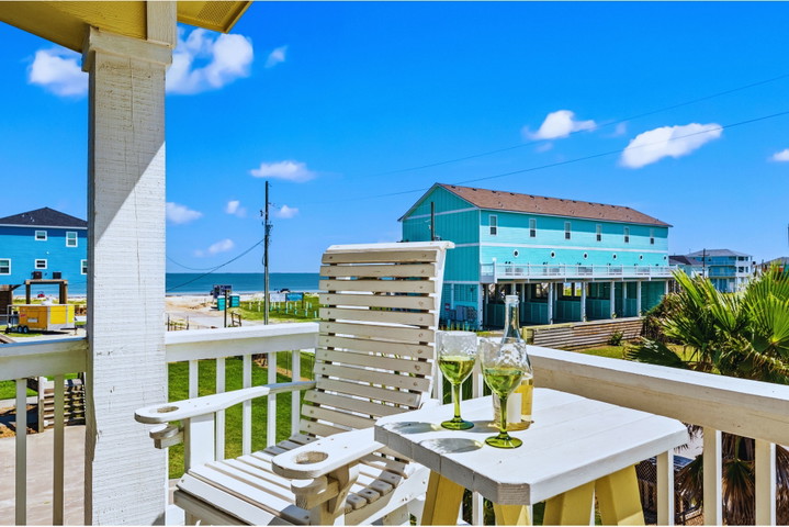Stunning Beach Views And Outdoor Oasis - Inviting Coastal Retreat - Crystal Beach, TX