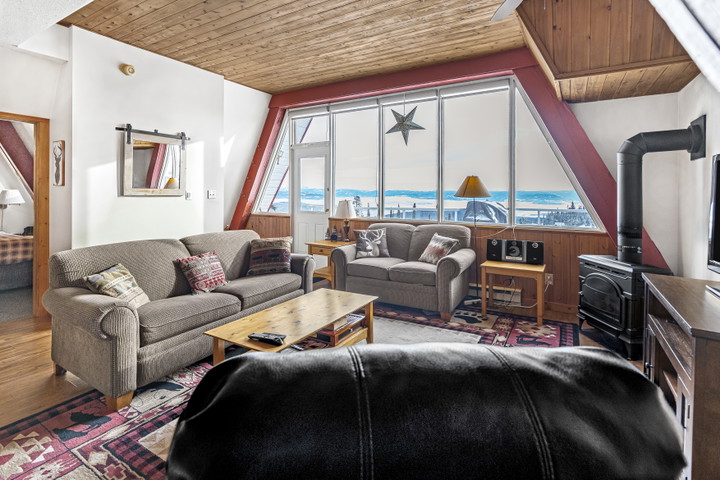 Cozy A-frame Mountain Suite W/ Fireplace - Canadá