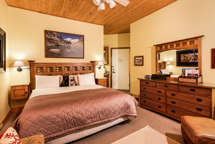 Independence Square Unit 309 | Downtown Hotel Room With A/c In Aspen, Wet Bar & More - Aspen, CO