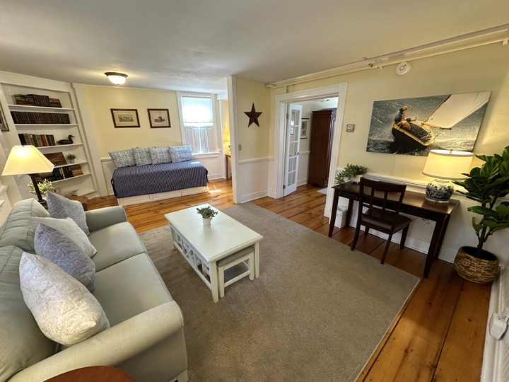 Spacious 3-room Private Suite In Downtown Newport - Newport, RI