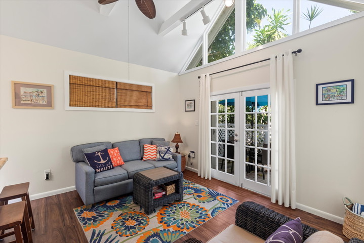 Colorful Retreat With Private Deck And Pool Access - Charming Escape - Key West, FL