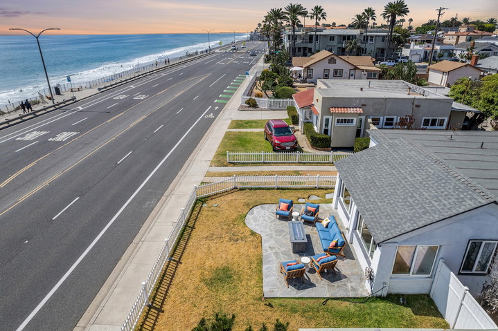 Carlsbad Blvd Villa, 2 Bedroom Beachfront - Carlsbad, CA