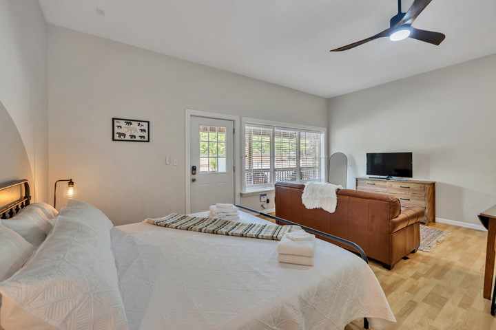 Modern Kitchenette And Scenic Hiking Trails - Charming, Inviting Escape - Monteagle, TN