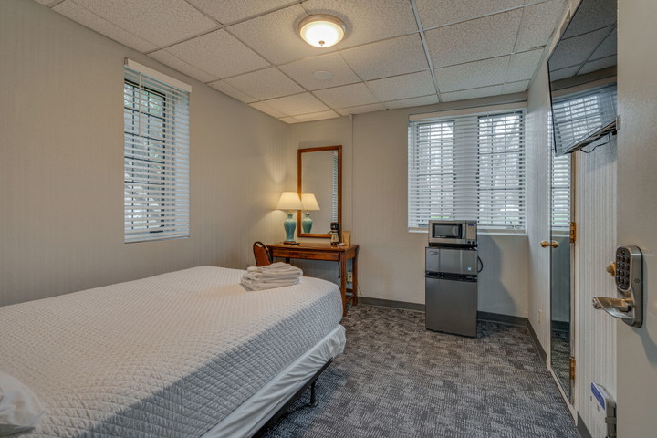 Walkable To Music Row And Local Eateries - Charming Historic Retreat - Nashville, TN