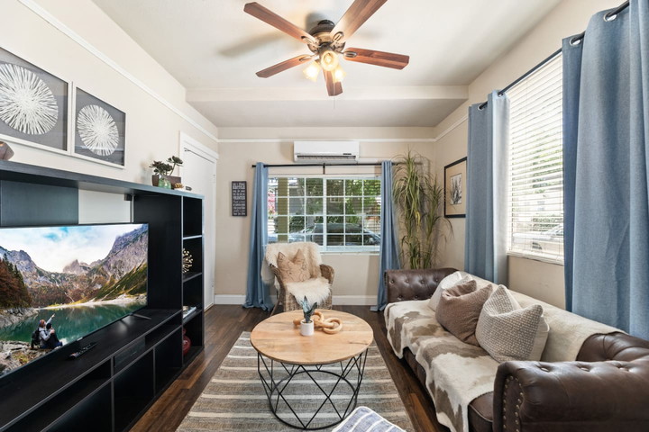 1890s Gem | Prime Midtown Hub | Walk To Everything - Sacramento, CA