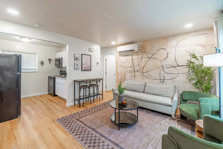 Designer Living Pet-friendly Unr 2bd 1ba - Reno, NV
