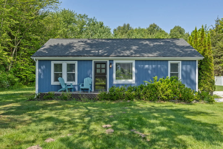 Bluestar Cottage - Hot Tub, Pergola, And Fire Pit! - Saugatuck, MI