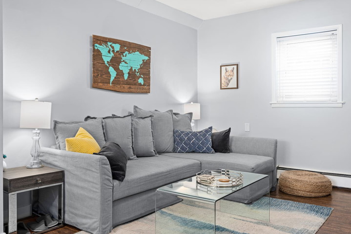 Ramsay Manor Spacious 1 Br Queen Bed Inner City Stay - Canada