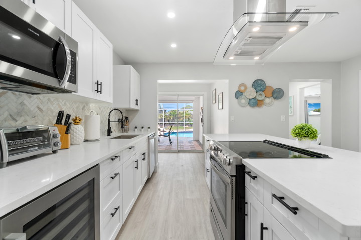 Large Pool And Close To Beach Attractions - Charming Tropical Oasis - Bonita Springs, FL
