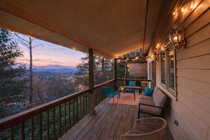 Spacious Apartment With Scenic Deck Views - Johnson City, TN