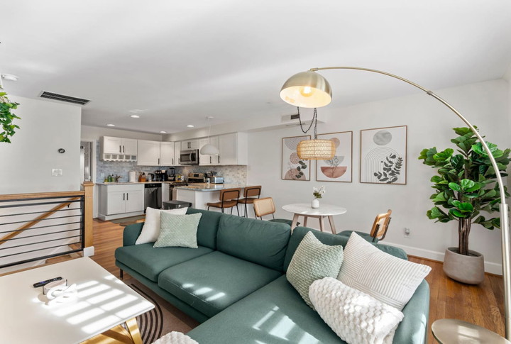 Boho Loft | Bright Top Floor 1br | King Bed + W/d - Washington, D.C.