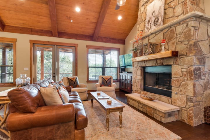 Southern Charm On The Lake | The Hollows | Access To Amenities! - Lake Travis, TX