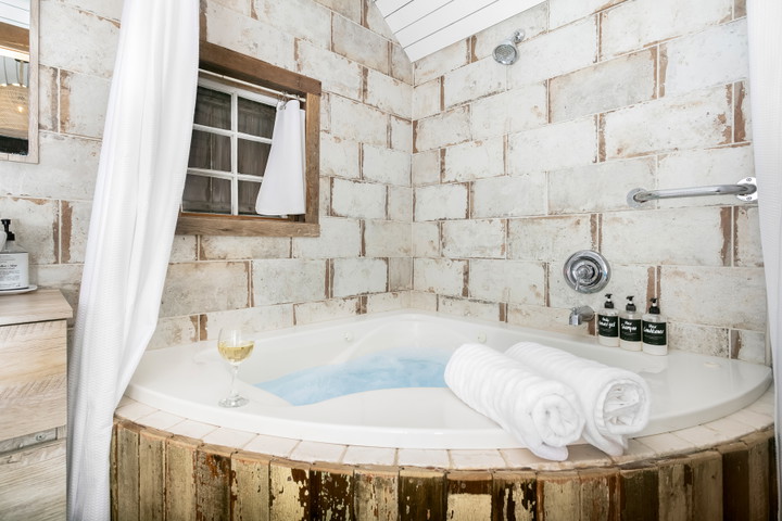 Centre St. Cottage | 1/1, King Bed, Mini Kitchen - Estados Unidos