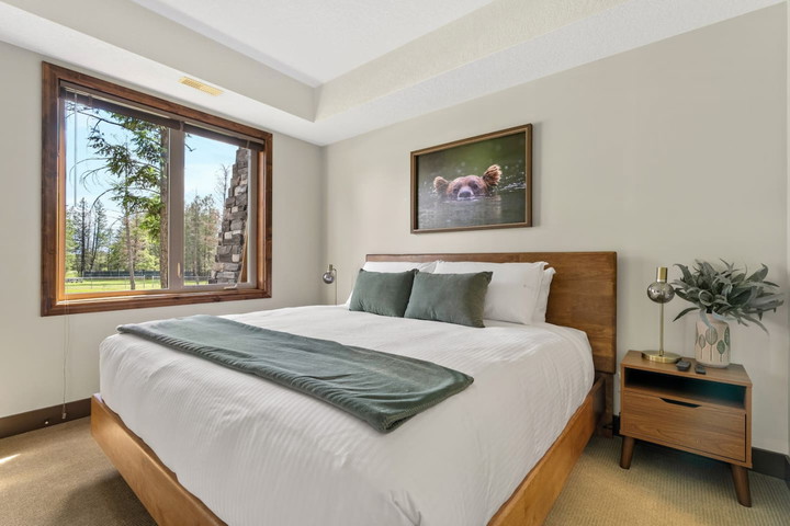 Grizzly Springs | Outdoor Pool/hot Tub | Fireplace - Canada