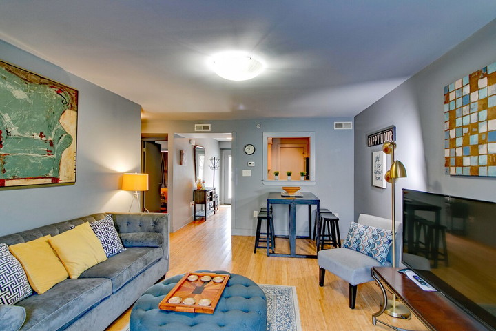 Spacious Living With Rooftop Bar Access - Stylish Tranquil Haven - 클락스빌