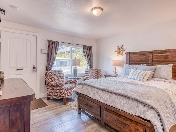 Efficiency Kitchenette And Private Wifi - Cozy Charming Retreat - Depoe Bay, OR