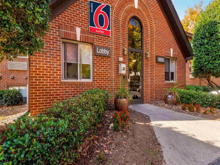 1 Queen Bed | Mob Acc Tub Ste Nsmk Sb Micfri - Charlotte, NC