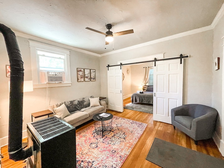 2br Renovated Downtown Cottage | Pet Friendly - Colorado Springs, CO