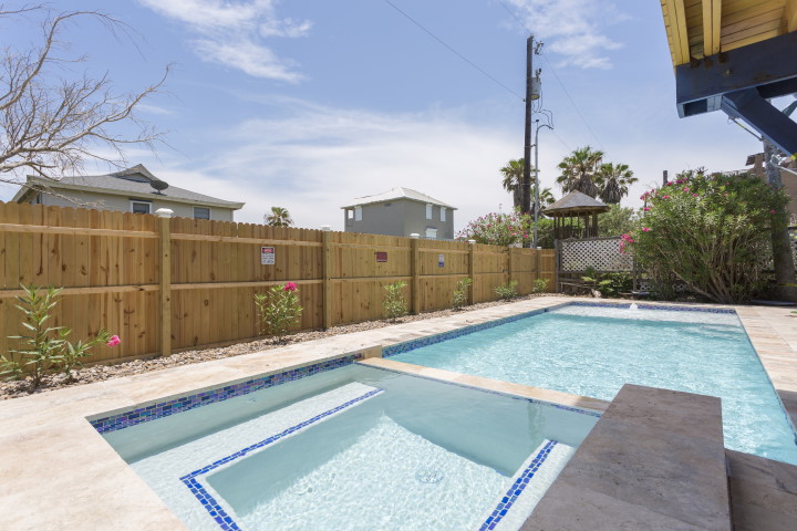 Spacious Retreat With Private Pool And Hot Tub - Charming Coastal Haven - Texas