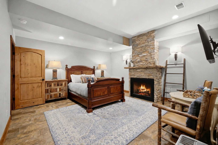 Nb Getaway With Hottub, Pool & Priv Screening Room - New Buffalo, MI