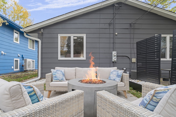 Stylish Duplex W/ Fast Wifi, Fire Pit, Near Lake - United States