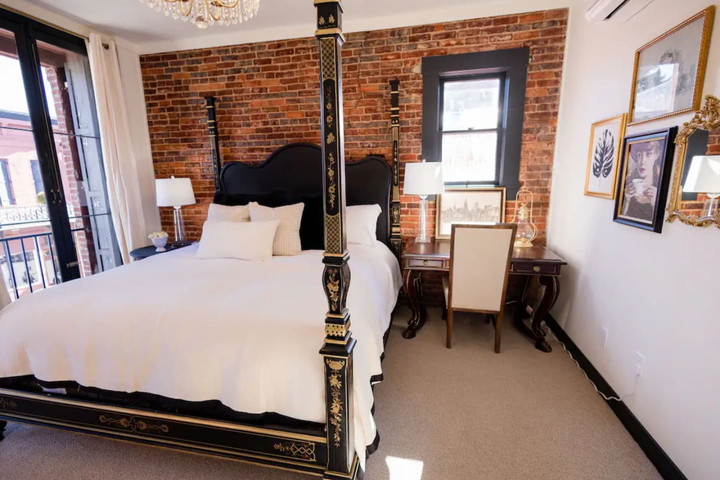 Room 1 King Speakeasy - Nevada City, CA