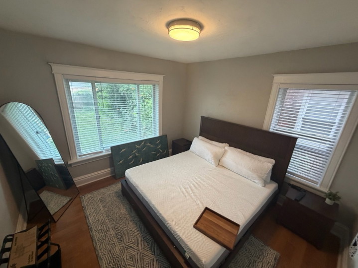 The Grove | Ground-floor King Retreat - Saint-Louis, MO