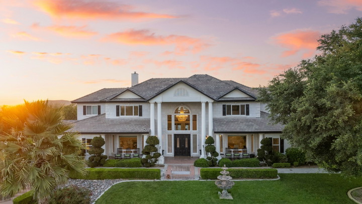 Grand Contento By Avantstay | Extraordinary Estate W/ Pool & Movie Room - Temecula, CA