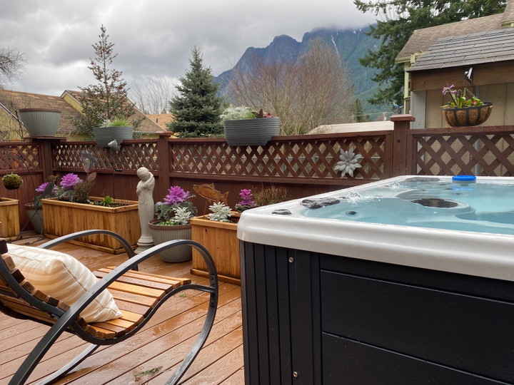 Private Hot Tub And Mt Si View Retreat - Charming Modern Cottage - North Bend, WA