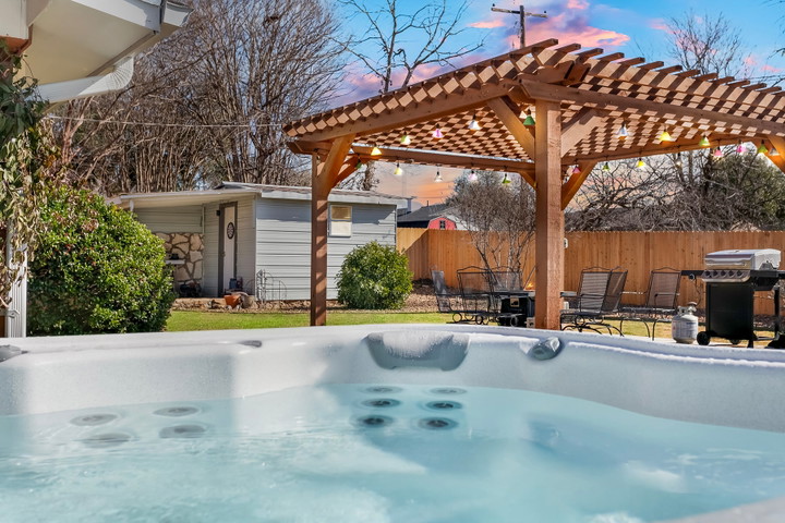 Outdoor Dining, Grill, And Hot Tub - Charming Cozy Retreat - Fredericksburg, TX