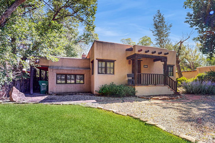 Casa Raya Taos - Mountain Views, Yard & Near Plaza - Taos, NM