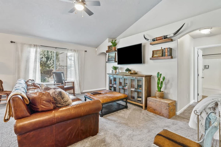 Nampa Bunkhouse Retreat | Sleeps 16 | Game Room | Near Osbourne Park - Nampa, ID