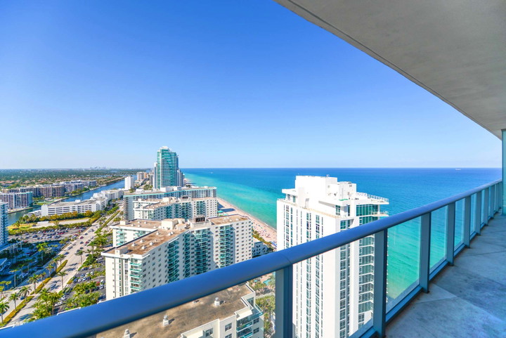 2br Condo | Sea View Balcony | Hollywood Beach - The Bahamas