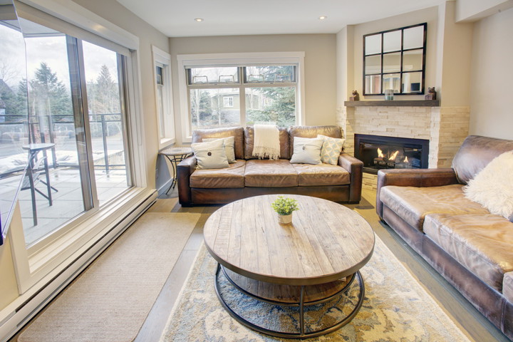 Bright Creekside 1br:pool, Balcony. Steps To Gondola! - Canada