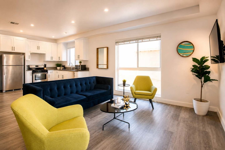 Luxury Townhome W/ Gated Parking & Private Balcony - Los Angeles
