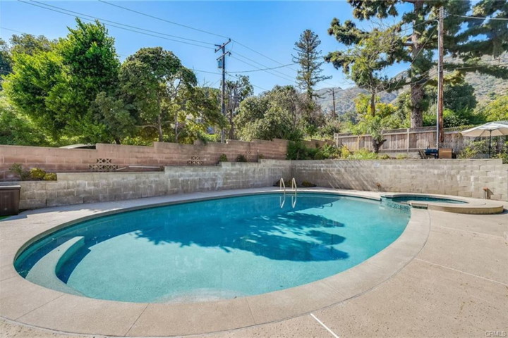 Salt Water Pool Over Look Rocky Mountain View - Arcadia, CA
