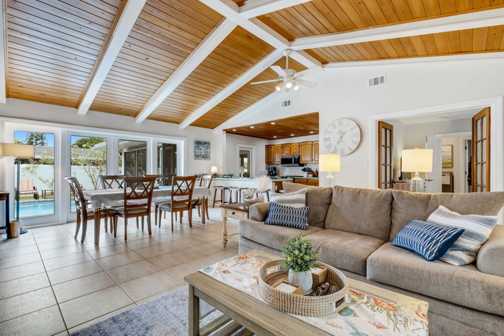 Refreshing Pool And Spacious Open Layout - Stunning Modern Haven - Clearwater, FL