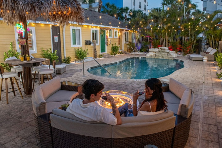 Steps To Beach, Heated Pool, Boutique Queen Studio - Madeira Beach, FL