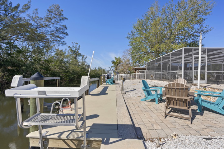 Private Dock, Heated Pool And Cozy Decor - Charming Waterfront Oasis - Bradenton, FL