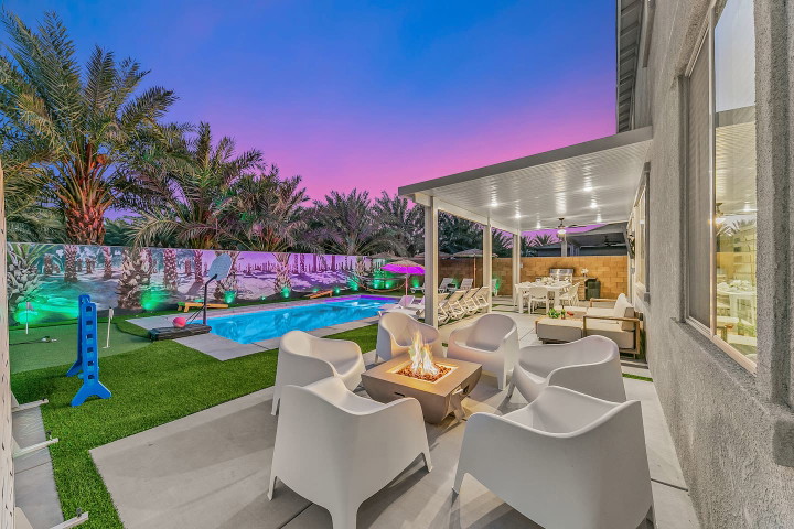 Luxury Eight Bedroom Pool Firepit Game Room & Outdoor Dining - Sleeps 25 - Coachella, CA