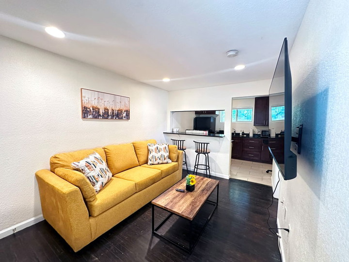 Furnished Sunflower 1br | 10min To Denver | 30+ Stays - Lakewood, CO