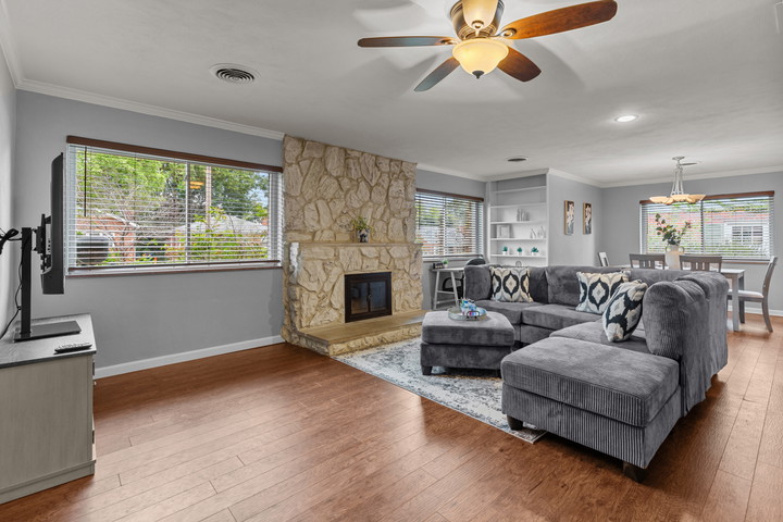Charming Residence With Fenced Backyard - Cozy Family Haven - St. Louis, MO