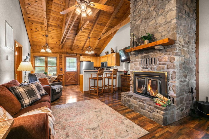 Genuine Log Cabin With Fireplace, Whirlpool Tubs, Onsite Amenities, Free Daily Attraction Tickets -