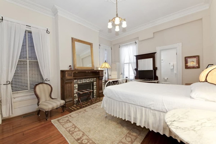 Historic Dupont Circle Inn ~ Victorian Room - Washington, DC