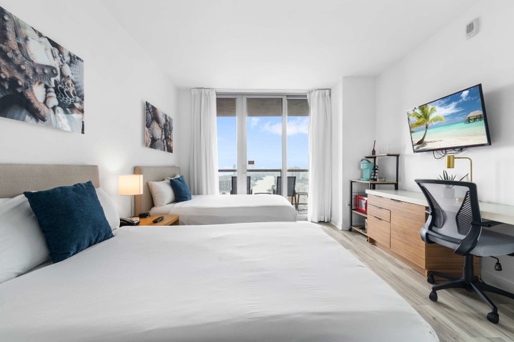 Modern New Studio Balcony & Pool - Hallandale Beach, FL