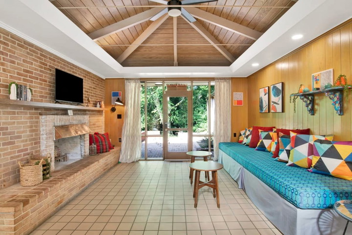 Midcentury Modern -Hot Tub - Retro Retreat - Mobile, AL