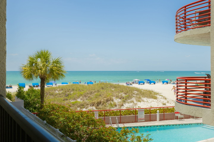 Mad Beach Updated Condo, Fully Stocked,heated Pool - Madeira Beach, FL