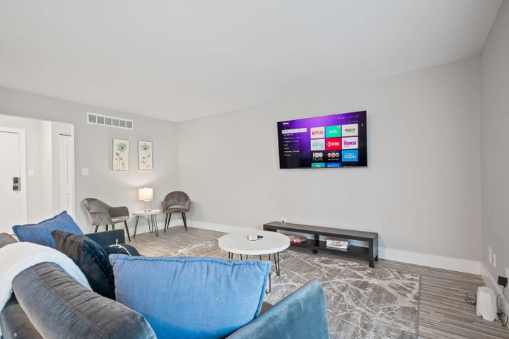 Bright & Airy Urban Unit Walk To Everything! - Rochester Hills, MI