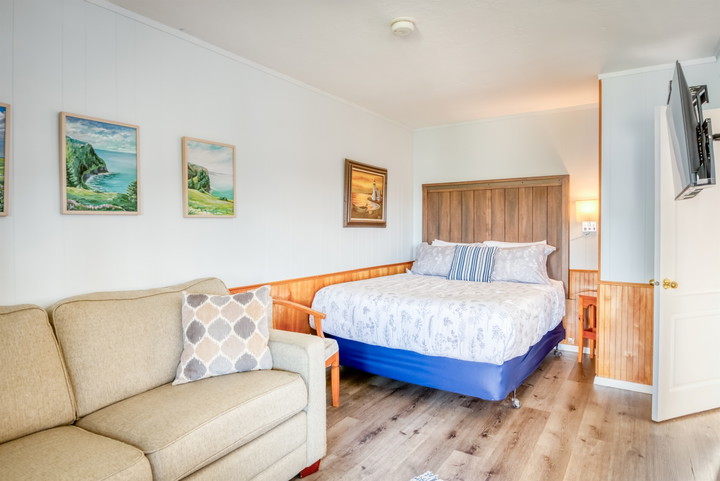 Kitchenette And Scenic Outdoor Dining - Tranquil Coastal Retreat - Depoe Bay, OR