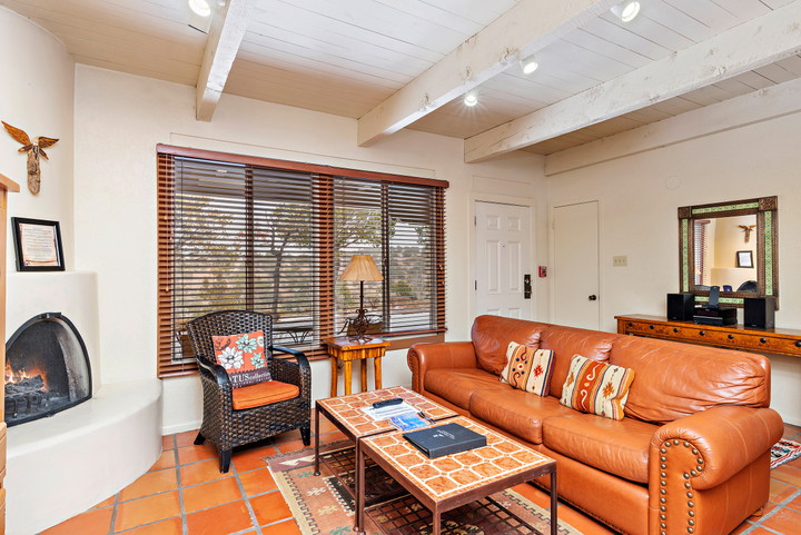Kiva Fireplace And Covered Patio Retreat - Charming Sanctuary - Santa Fe, NM